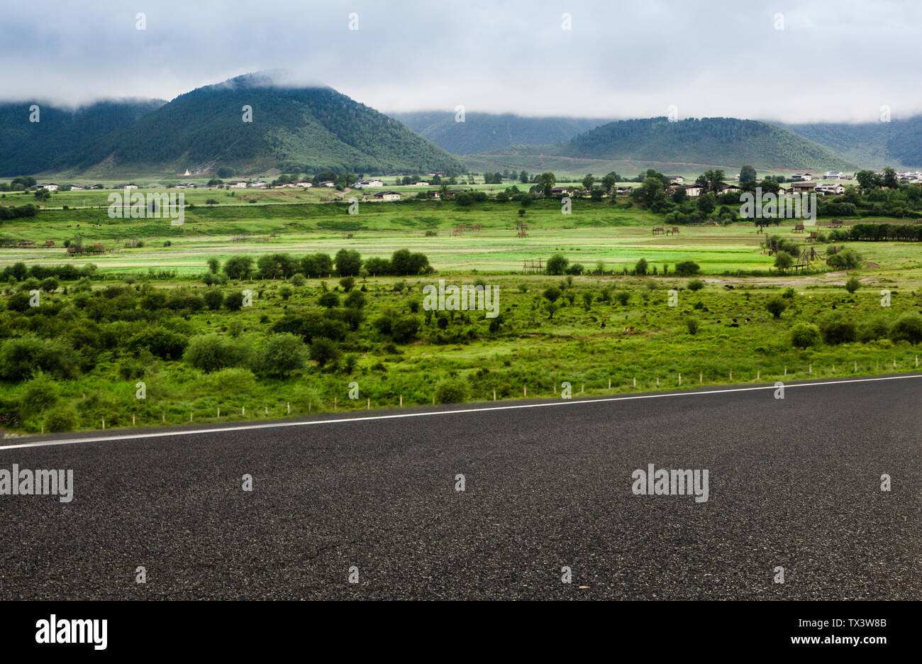 The rural expressway and lawns hi-res stock photography and images - Alamy