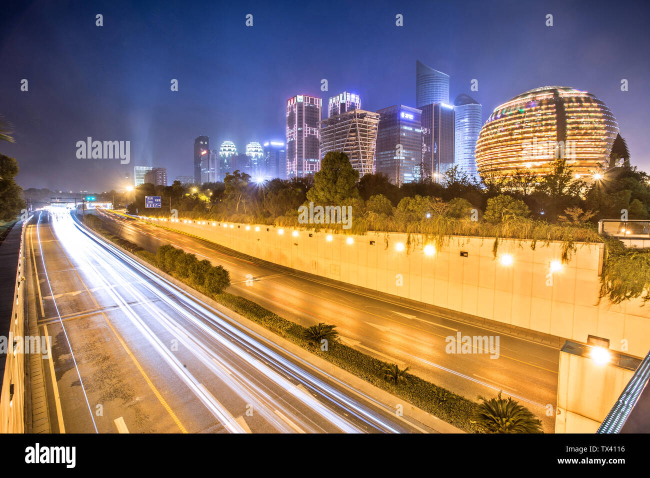 traffic through downtown Stock Photo - Alamy