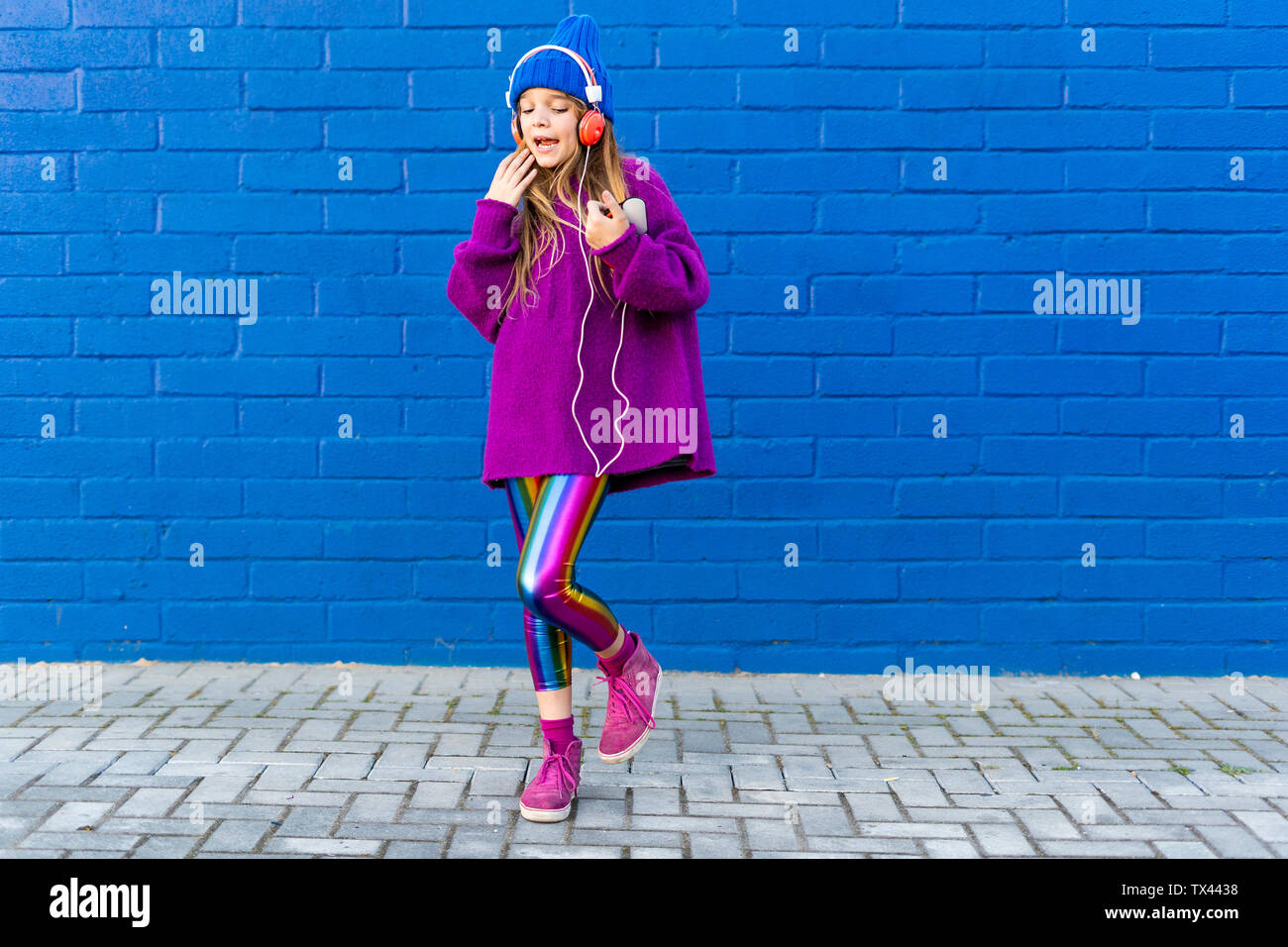 Singing girl hi-res stock photography and images - Alamy