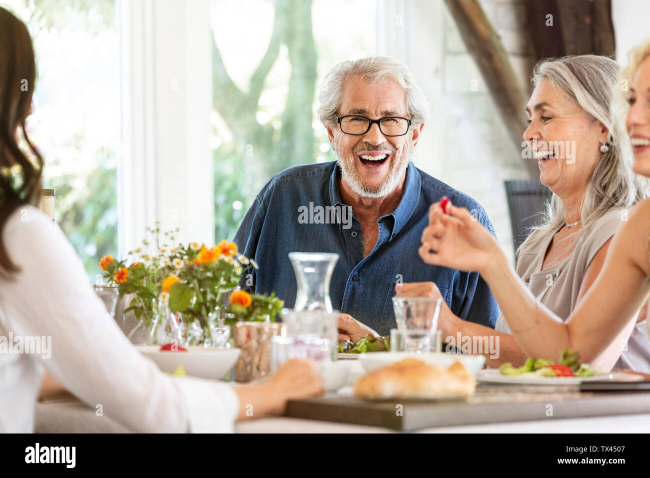 Hapüpy family celebrating together Stock Photo - Alamy