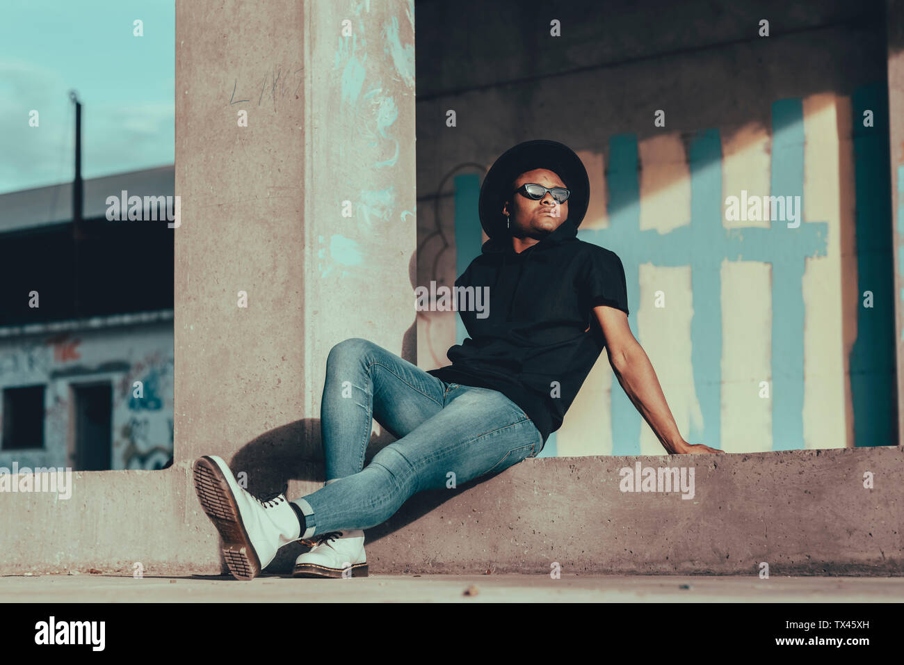 Man sitting on ground hi-res stock photography and images - Alamy