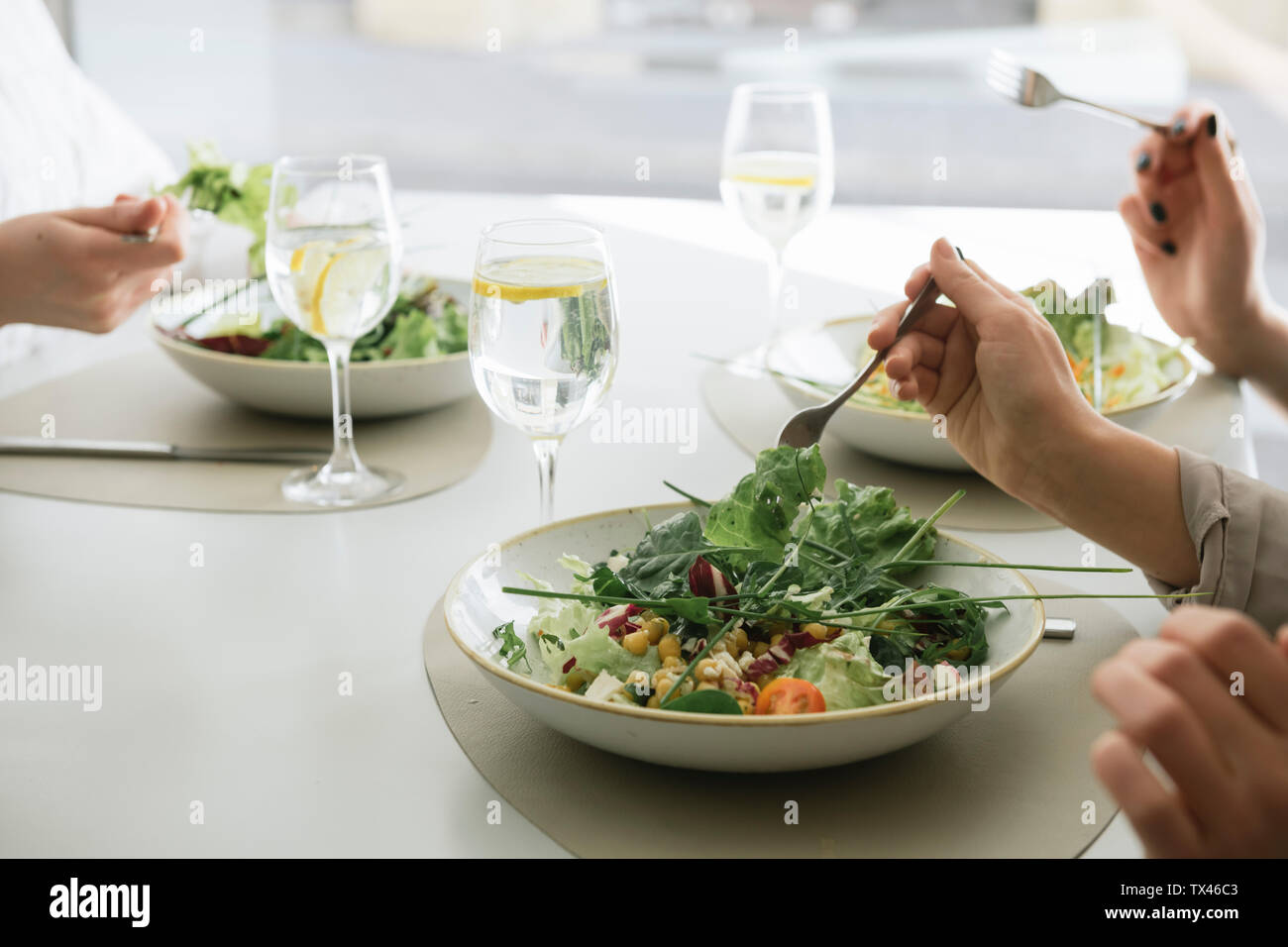 Women eating restaurant hi-res stock photography and images - Alamy