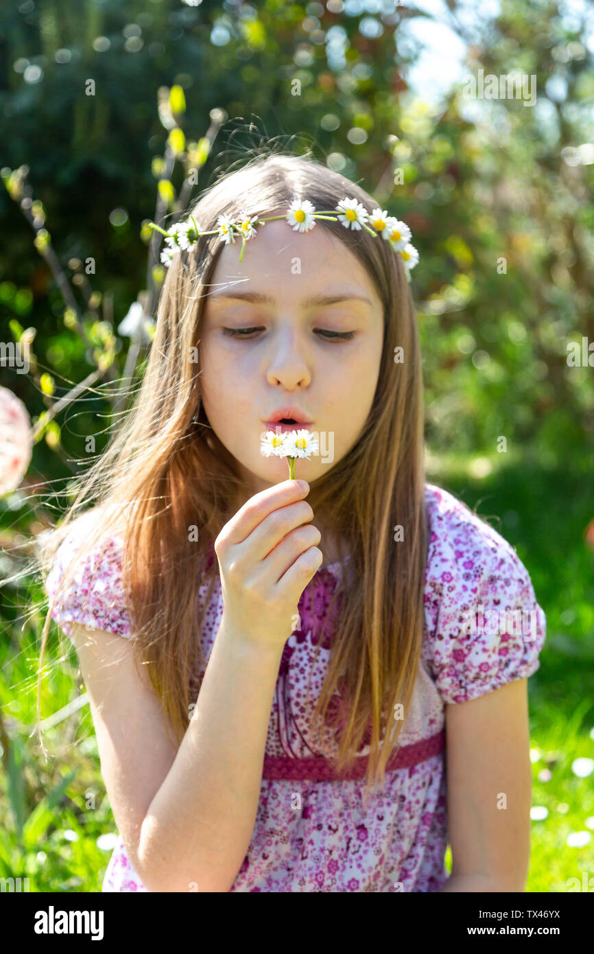 Girl with daisies in hair hi-res stock photography and images - Alamy