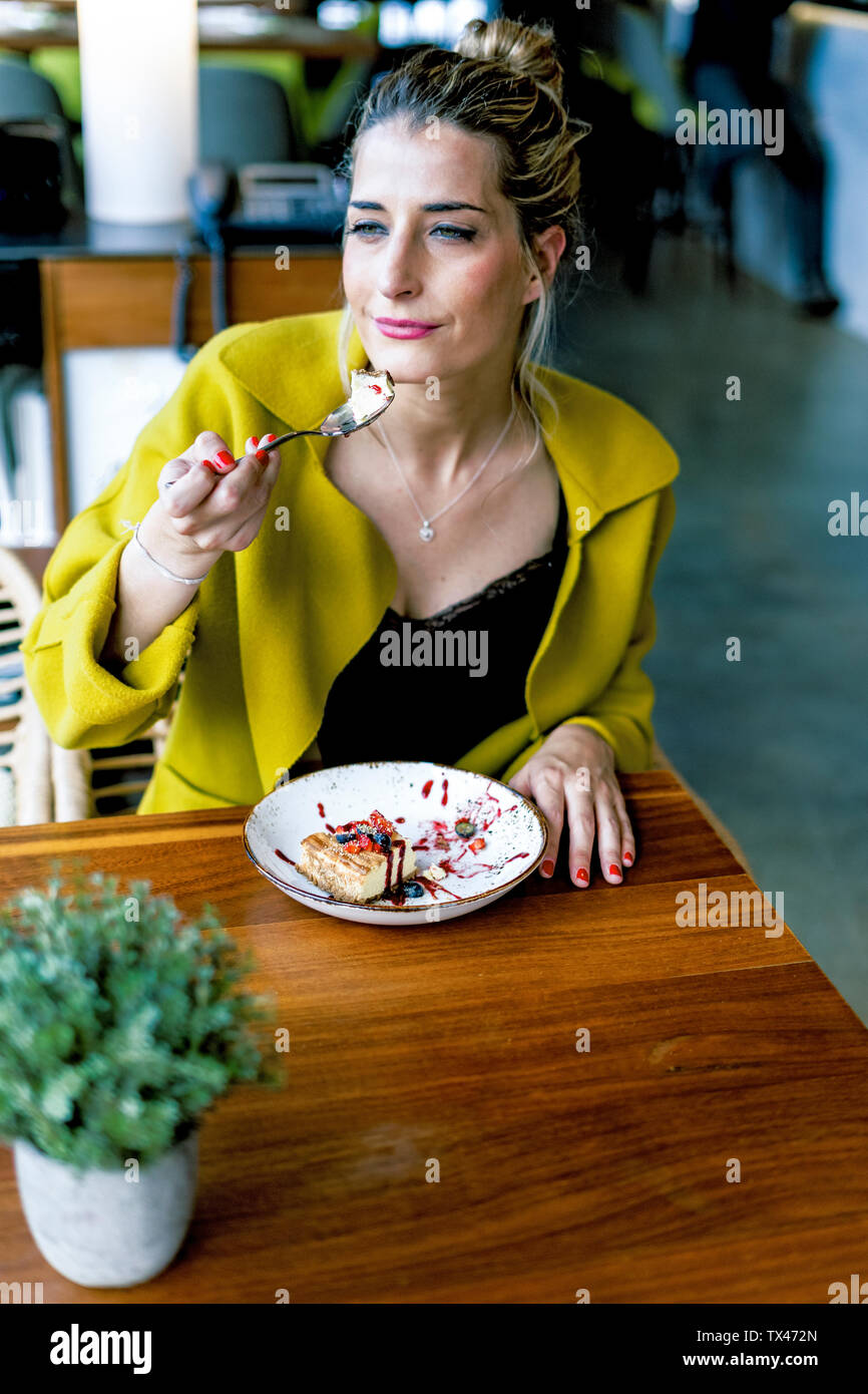 Woman thinking cake hi-res stock photography and images - Alamy