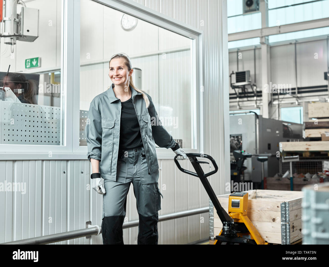 Woman using pallet jack hi-res stock photography and images - Alamy