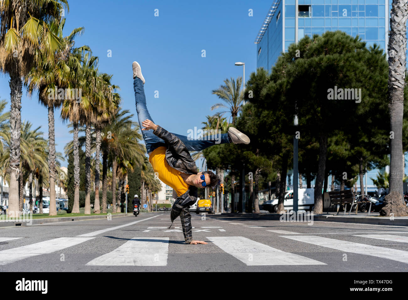 Doing one armed handstand hi-res stock photography and images - Alamy
