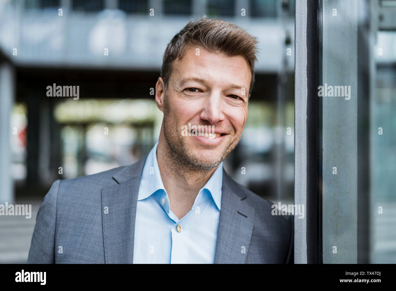 Businessman outdoors hi-res stock photography and images - Alamy