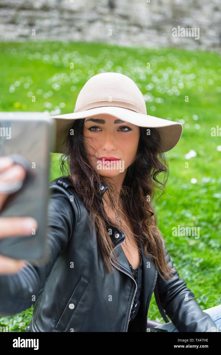 Woman taking selfie beautiful hi-res stock photography and images - Alamy