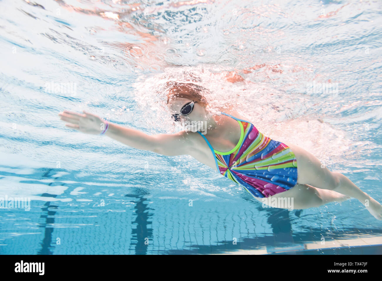 Young woman swimming in swimming pool, crawl, underwater Stock Photo ...