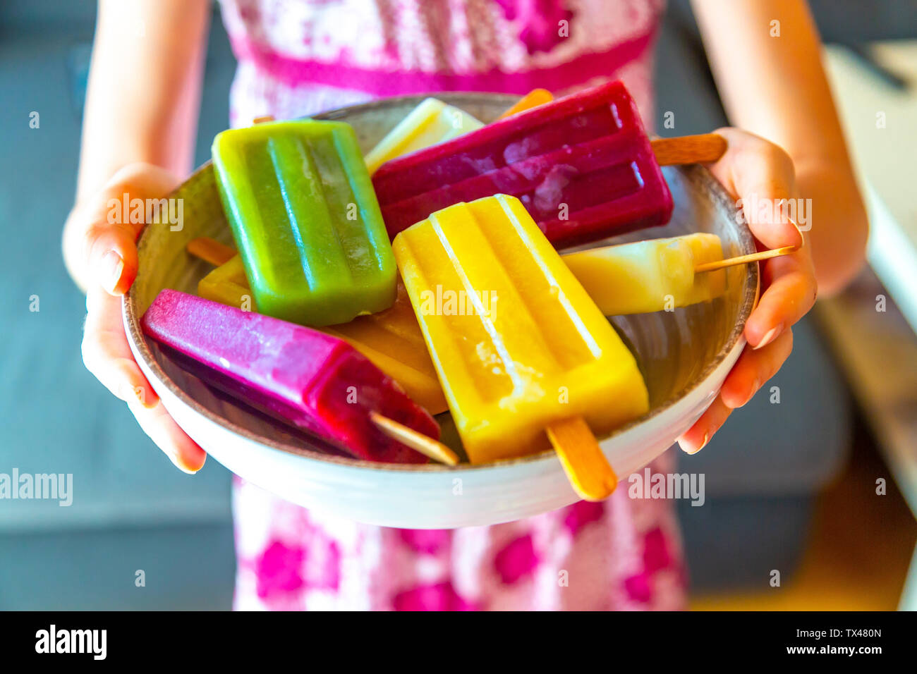 Group children enjoying popsicles hi-res stock photography and images ...
