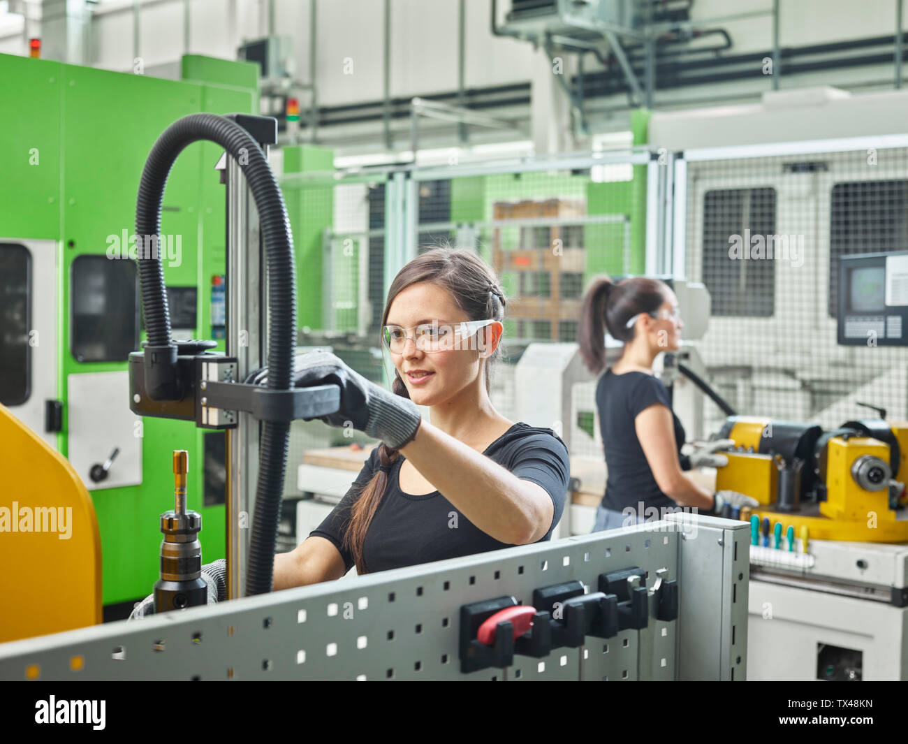 Worker working on factory machines hi-res stock photography and images ...