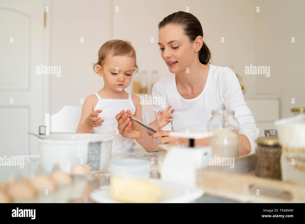 Children making cake for mother hi-res stock photography and images - Alamy
