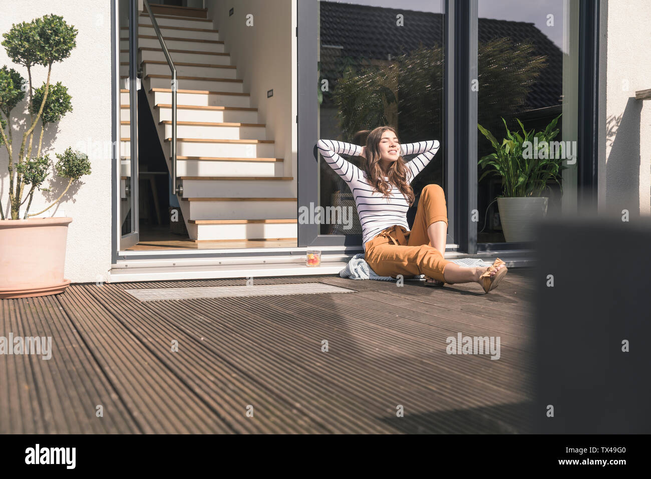 Woman sitting on the sunshine hi-res stock photography and images - Alamy
