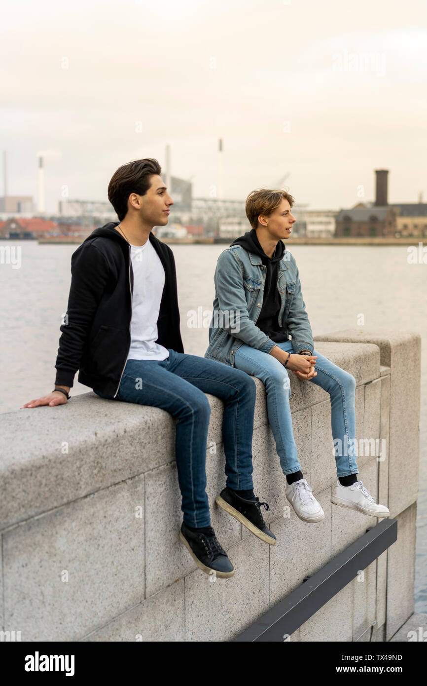 Men sitting on wall hi-res stock photography and images - Alamy