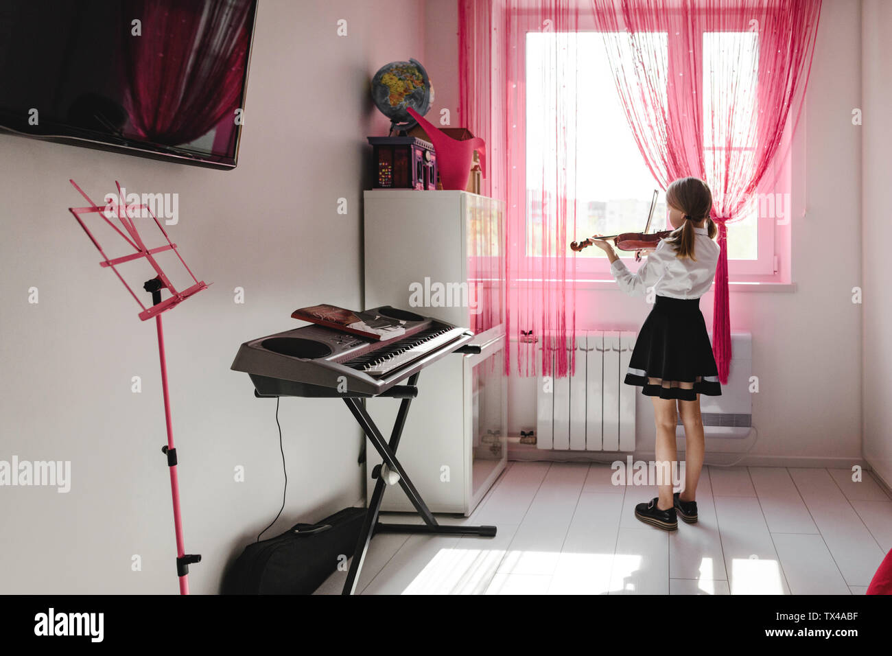 Person playing violin hi-res stock photography and images - Alamy