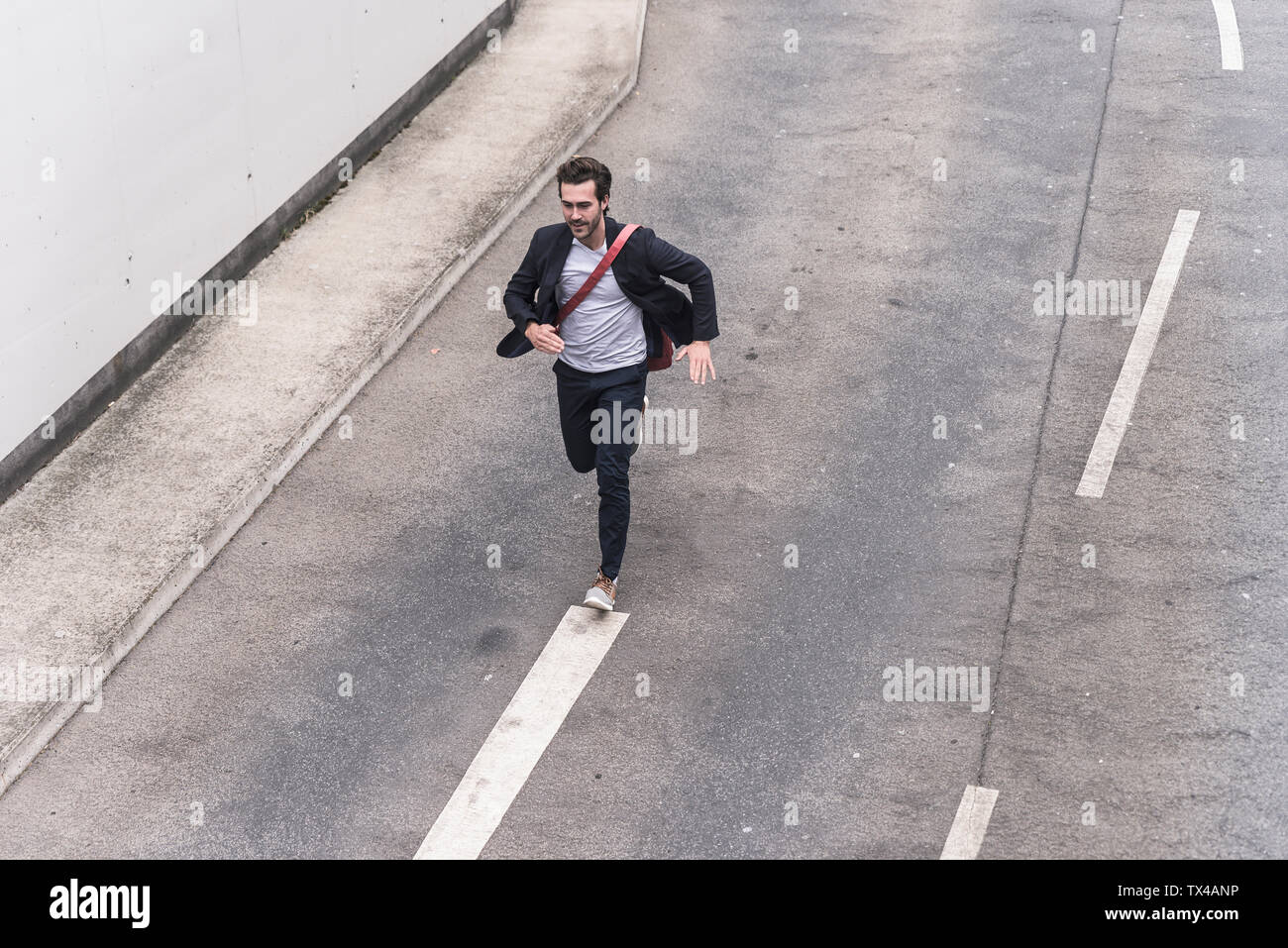 Commuter running hi-res stock photography and images - Alamy