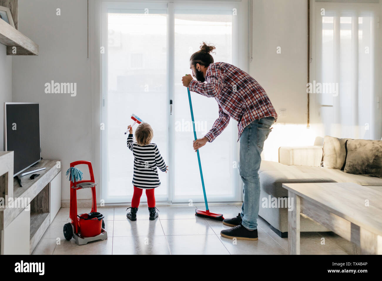 Family cleaning together hi-res stock photography and images - Alamy