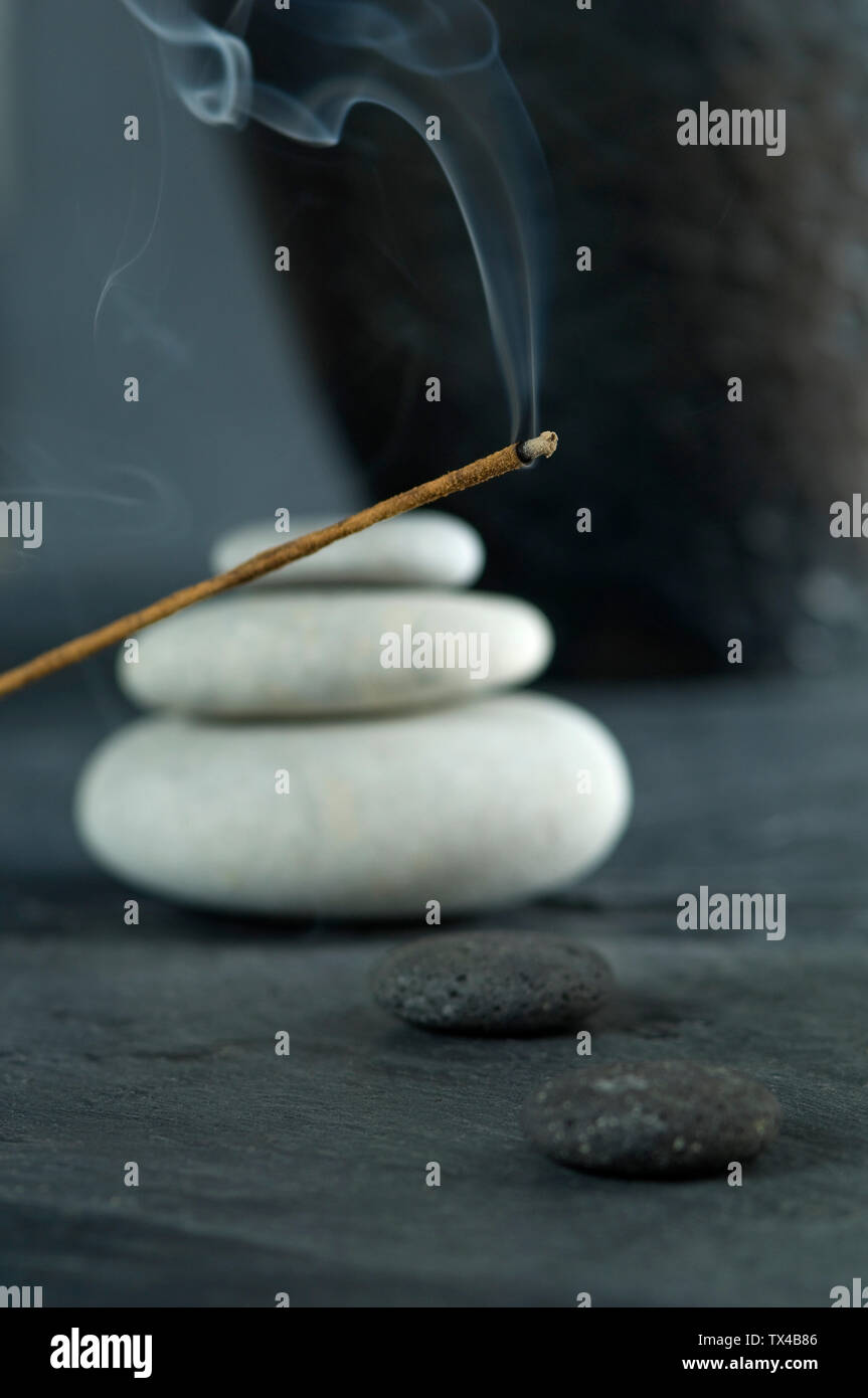 White pebbles hi-res stock photography and images - Alamy