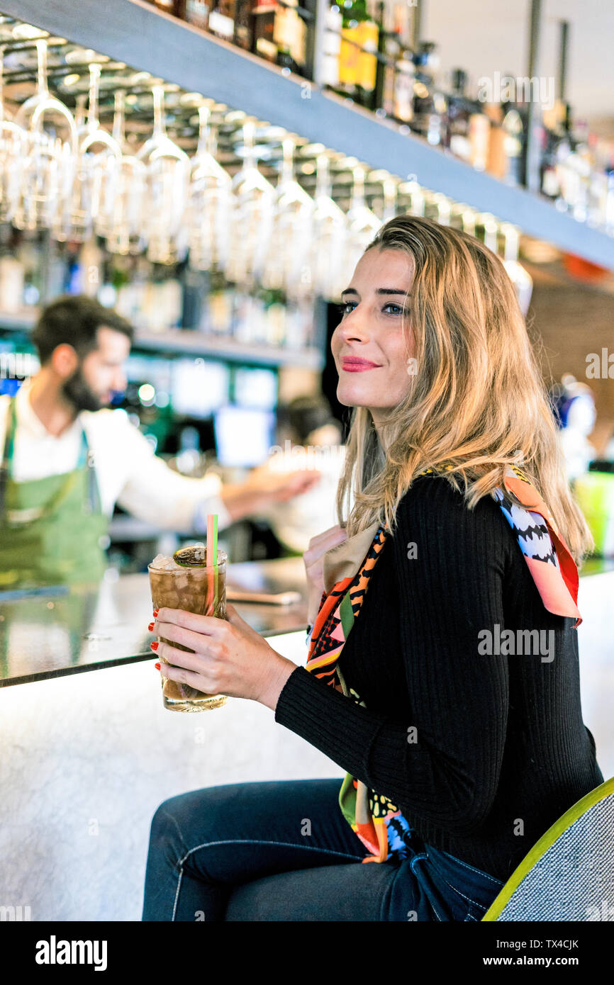 Man and a woman sitting at a bar counter hi-res stock photography and ...