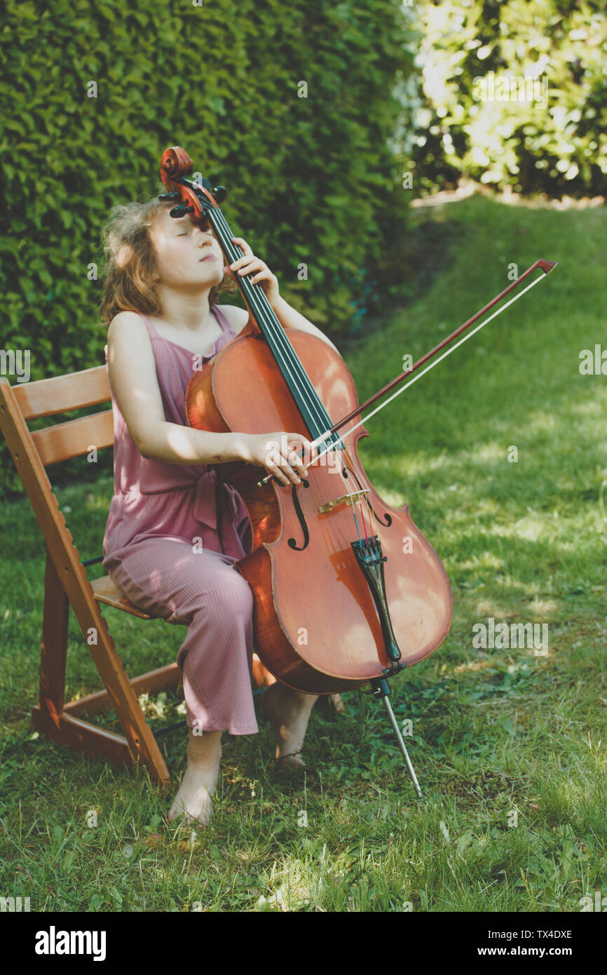 Person playing the cello hi-res stock photography and images - Alamy