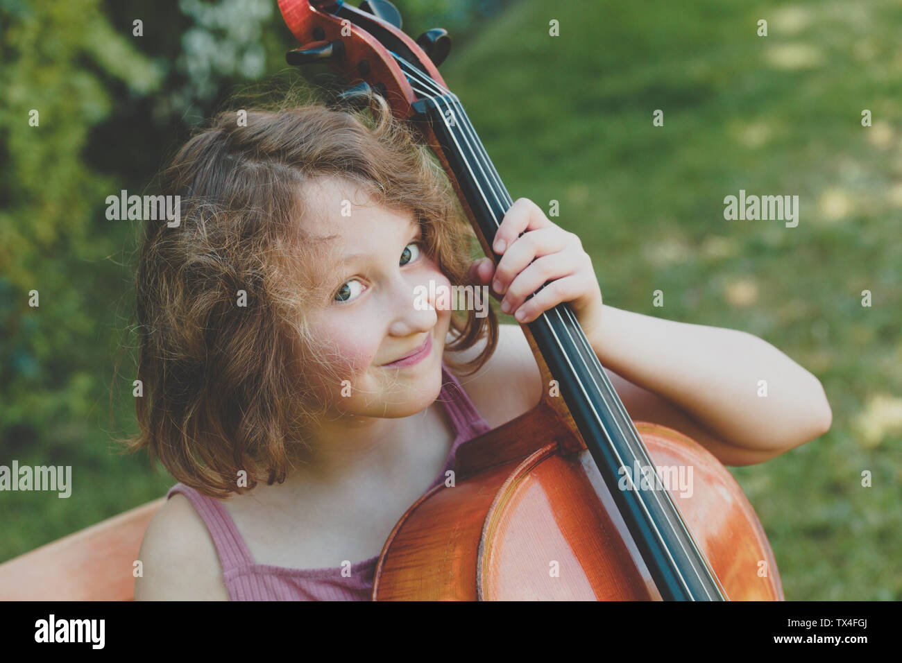 Girl with the cello hi-res stock photography and images - Alamy