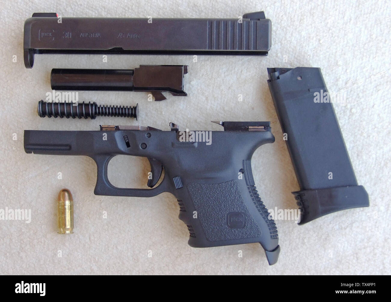Pistolet en main hi-res stock photography and images - Alamy