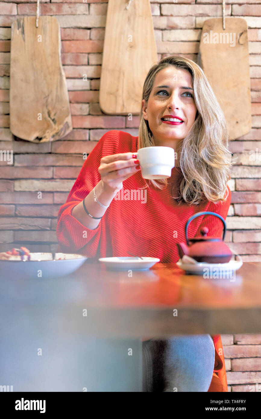 Woman smiling drinking tea 35 40 hi-res stock photography and images ...