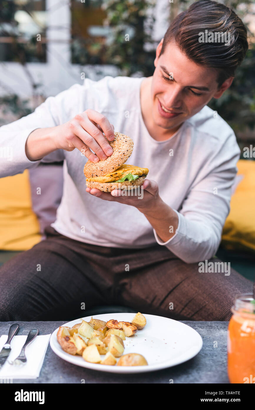 Man eating a burger hi-res stock photography and images - Alamy