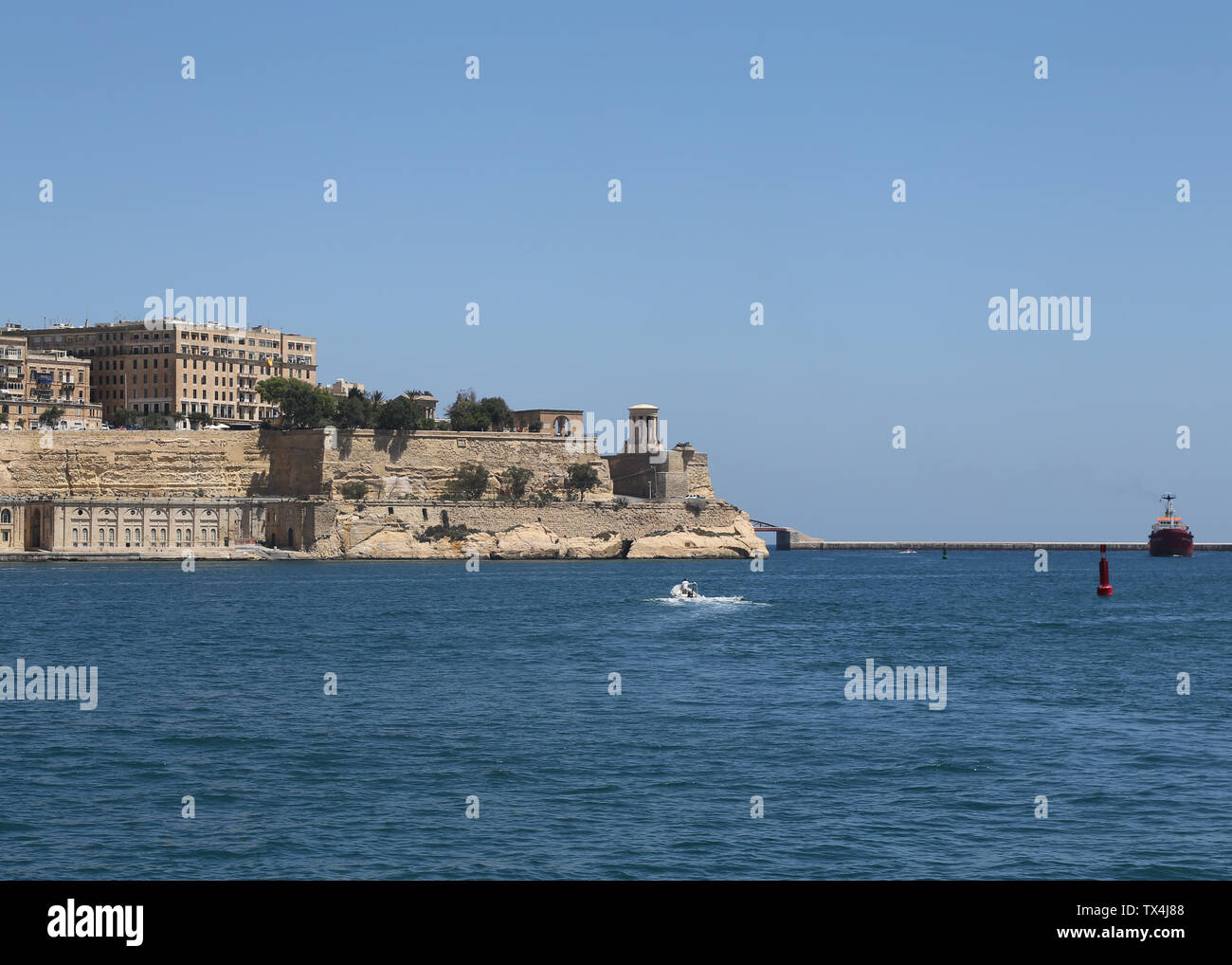 The Great Siege Bell memorial to the Second World War siege of Malta in ...