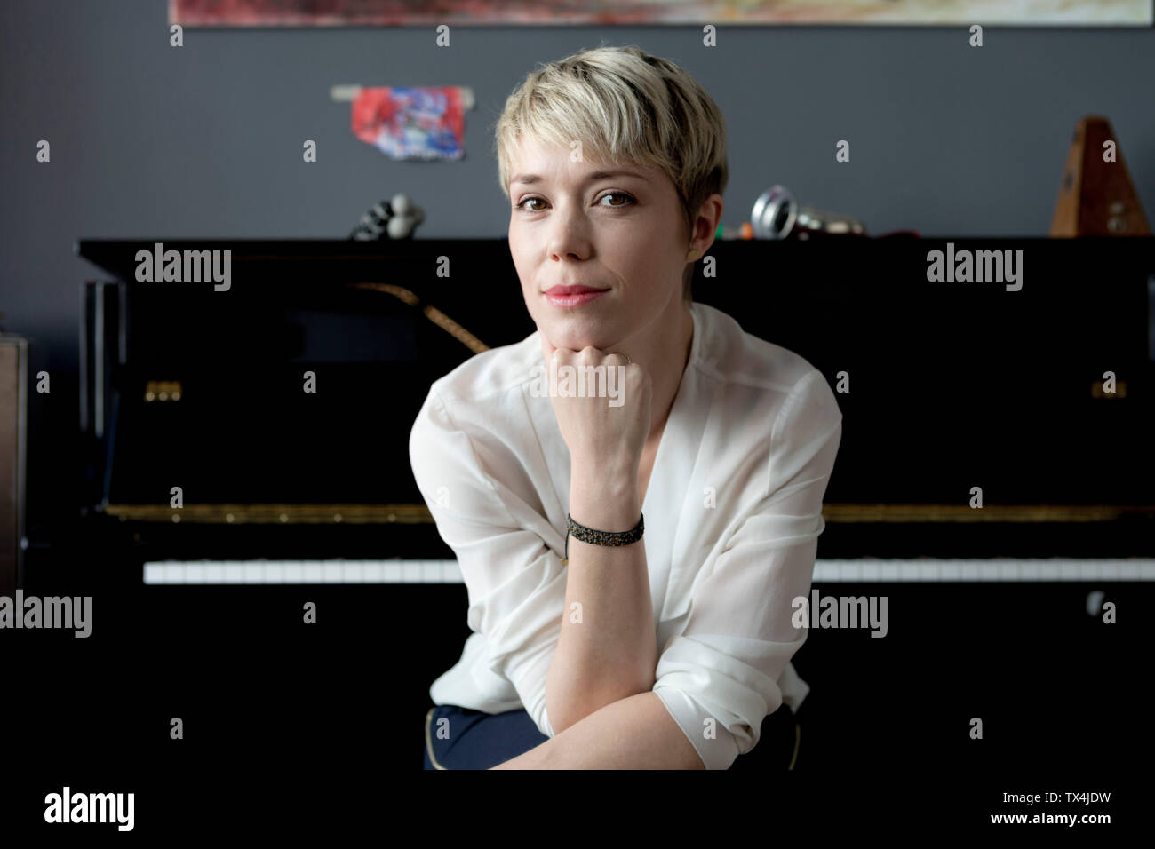Music keyboard woman hi-res stock photography and images - Alamy