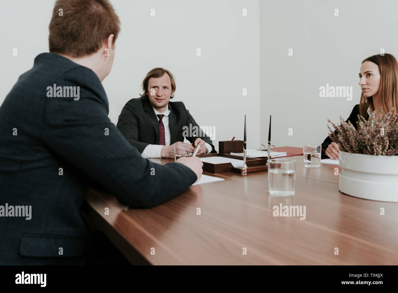 Men in meeting conference room hi-res stock photography and images - Alamy