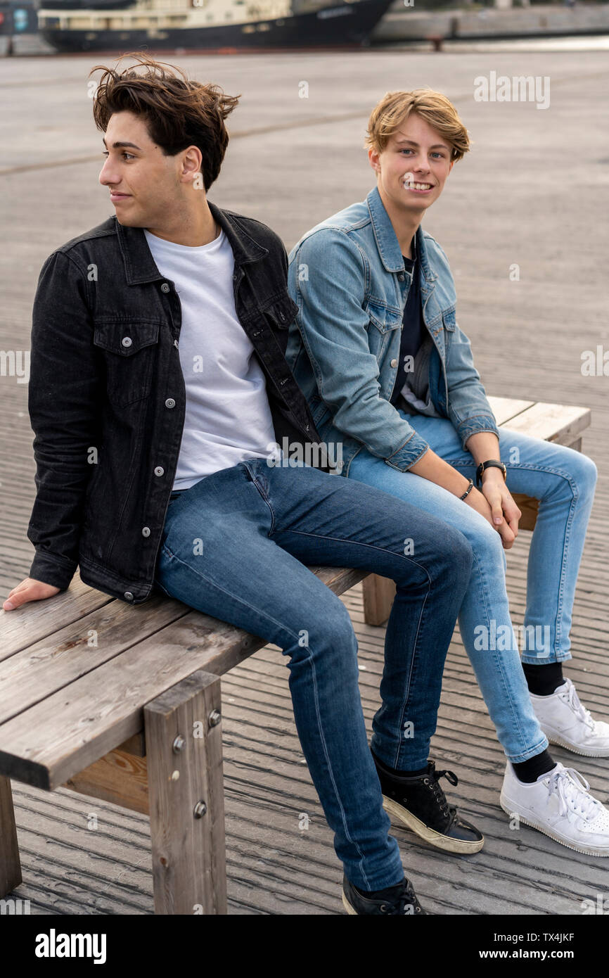 Two men man sitting on a bench hi-res stock photography and images - Alamy