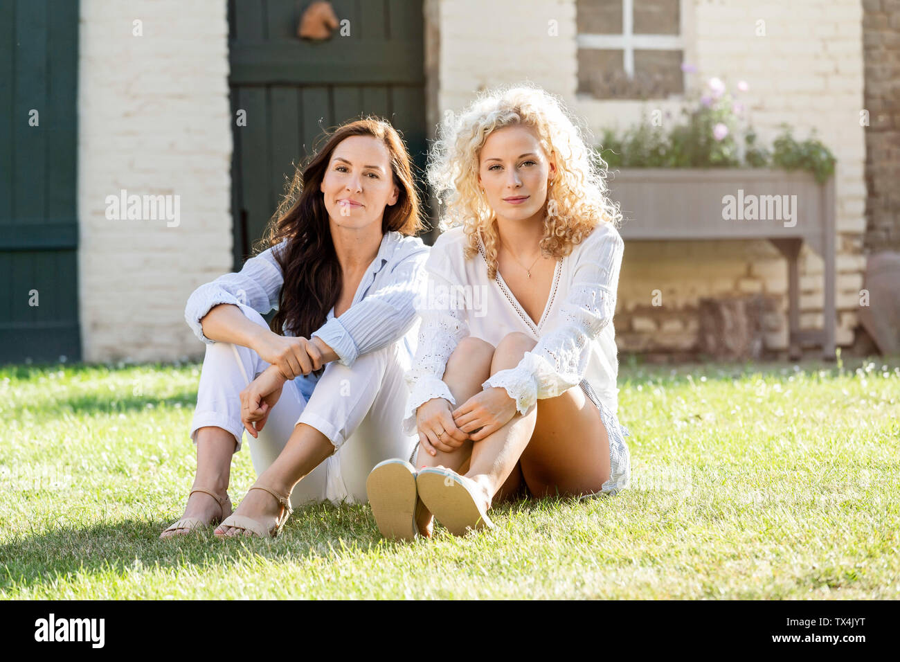 Women sitting in the sunshine hi-res stock photography and images - Alamy