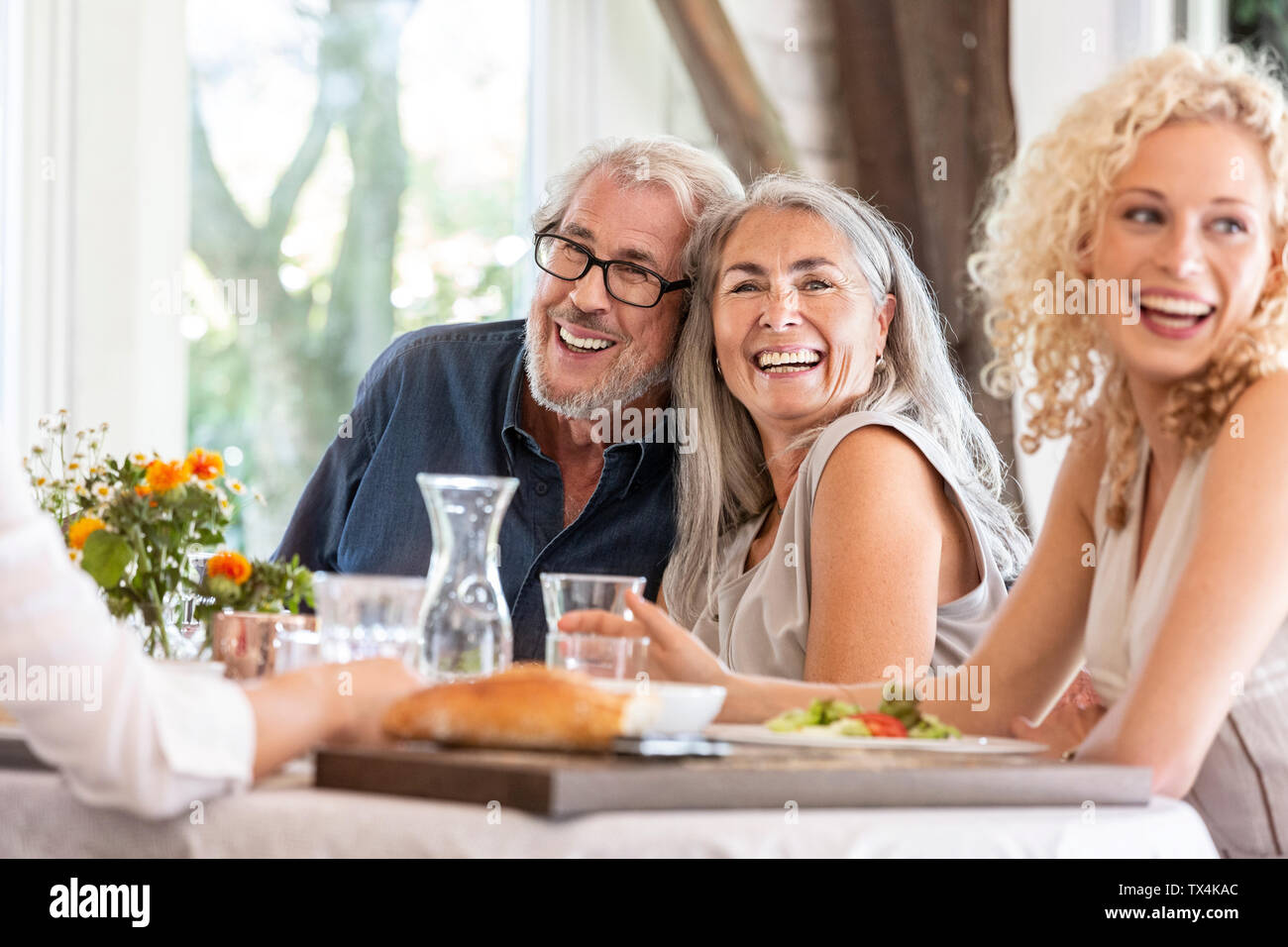 Hapüpy family celebrating together Stock Photo - Alamy