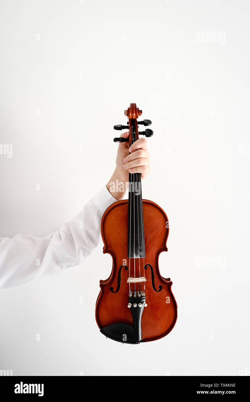 Girl's hand holding a violin Stock Photo - Alamy