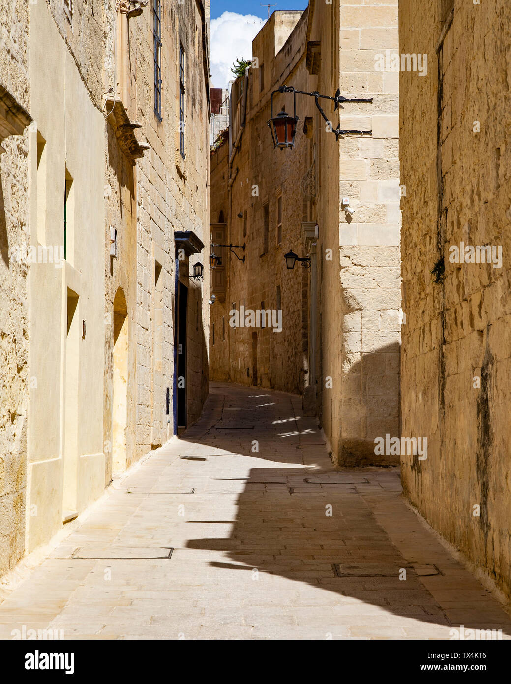 A narrow street in the medieval Maltese town of Mdina Stock Photo - Alamy