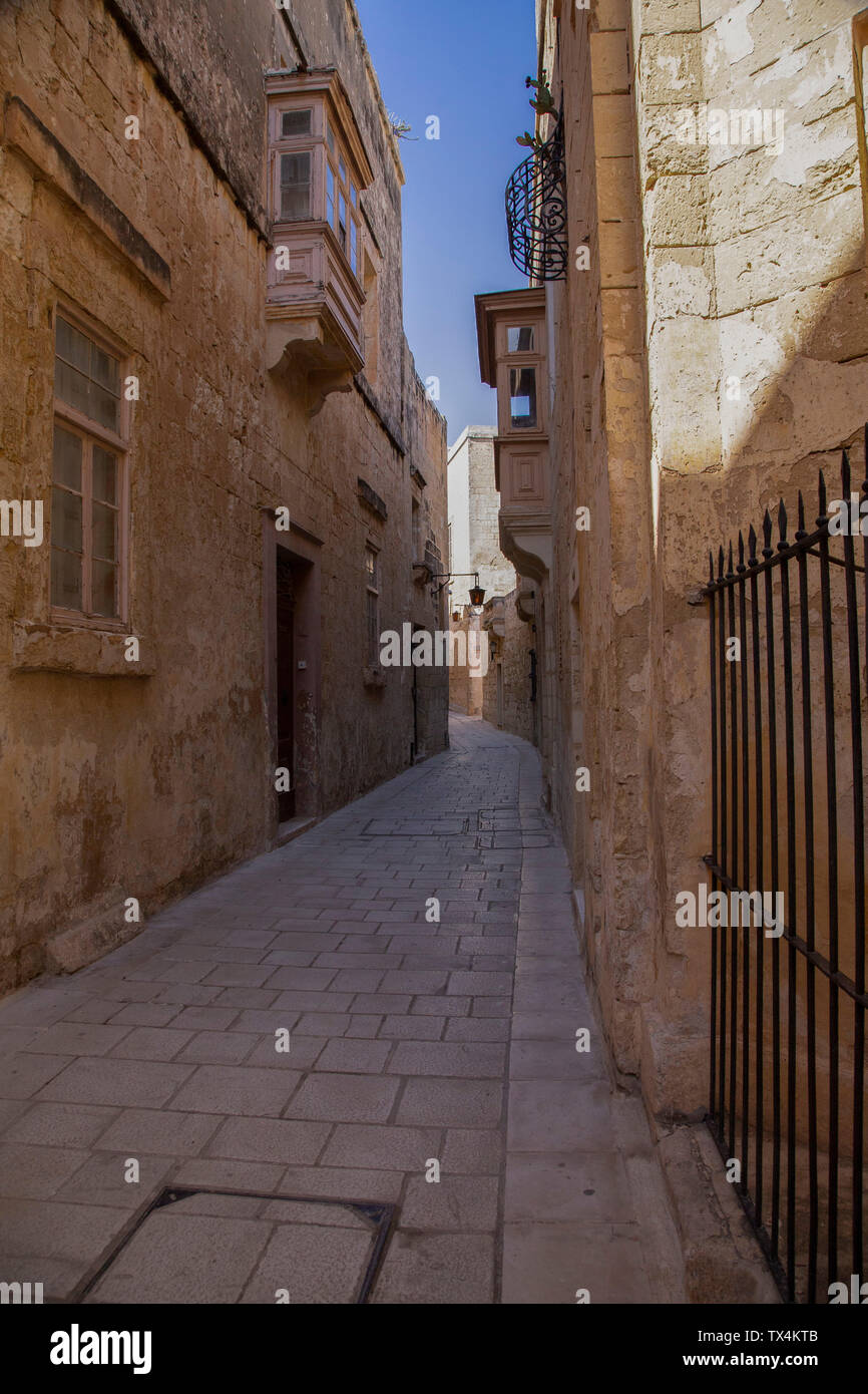 A narrow street in the medieval Maltese town of Mdina Stock Photo - Alamy