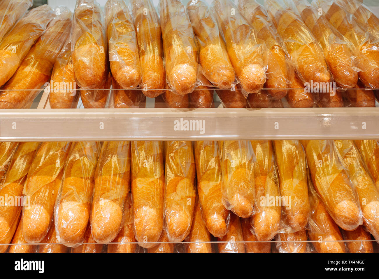 Loaves bread on supermarket shelves hi-res stock photography and images ...