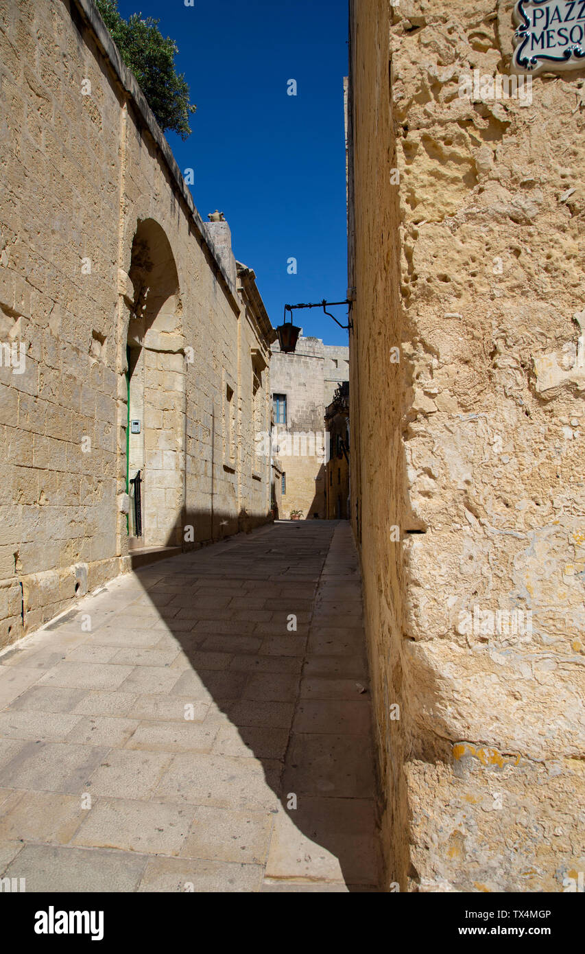 A narrow street in the medieval Maltese town of Mdina Stock Photo - Alamy