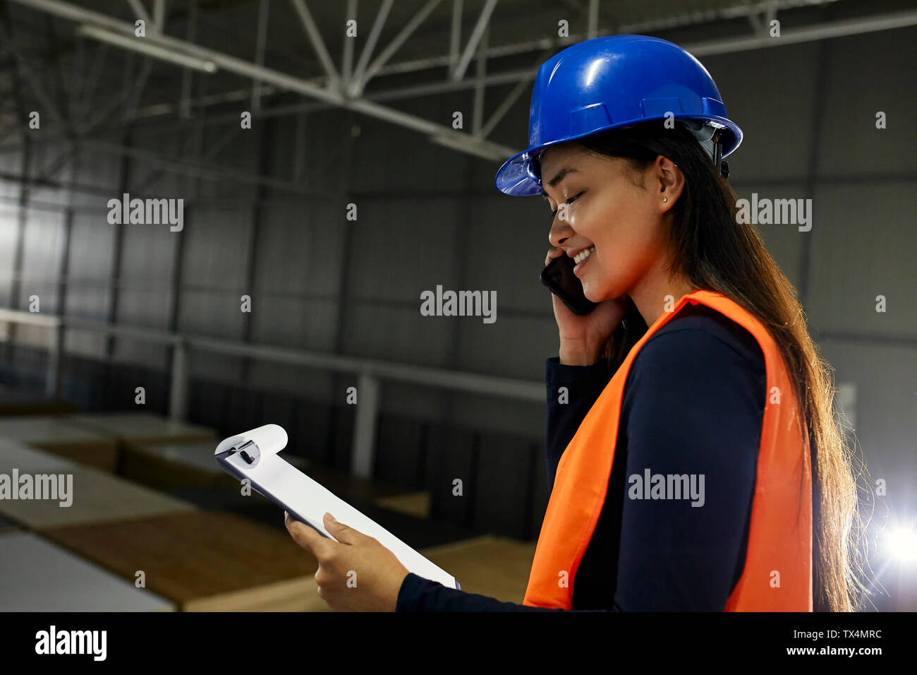 Female worker clipboard on hi-res stock photography and images - Alamy