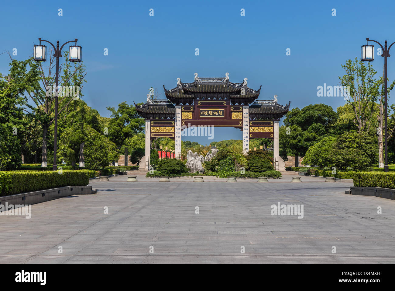 Suzhou Yangcheng Lake Zhongyuan Temple Scenic Area Stock Photo - Alamy