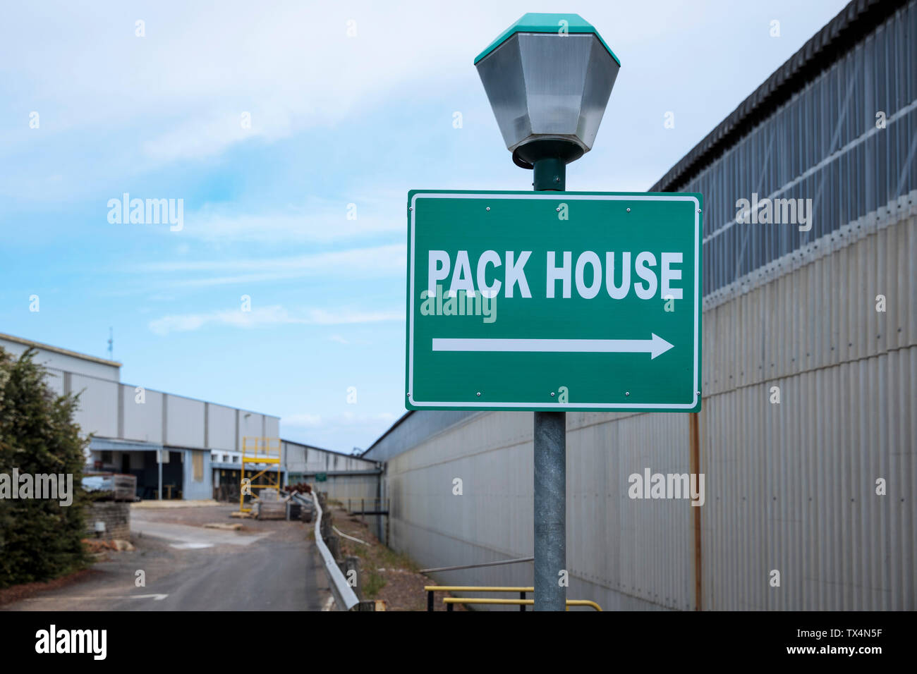 Lamppost sign hi-res stock photography and images - Alamy