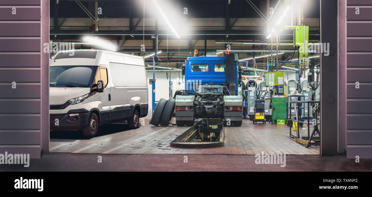 Truck lorry repair shop service hi-res stock photography and images - Alamy