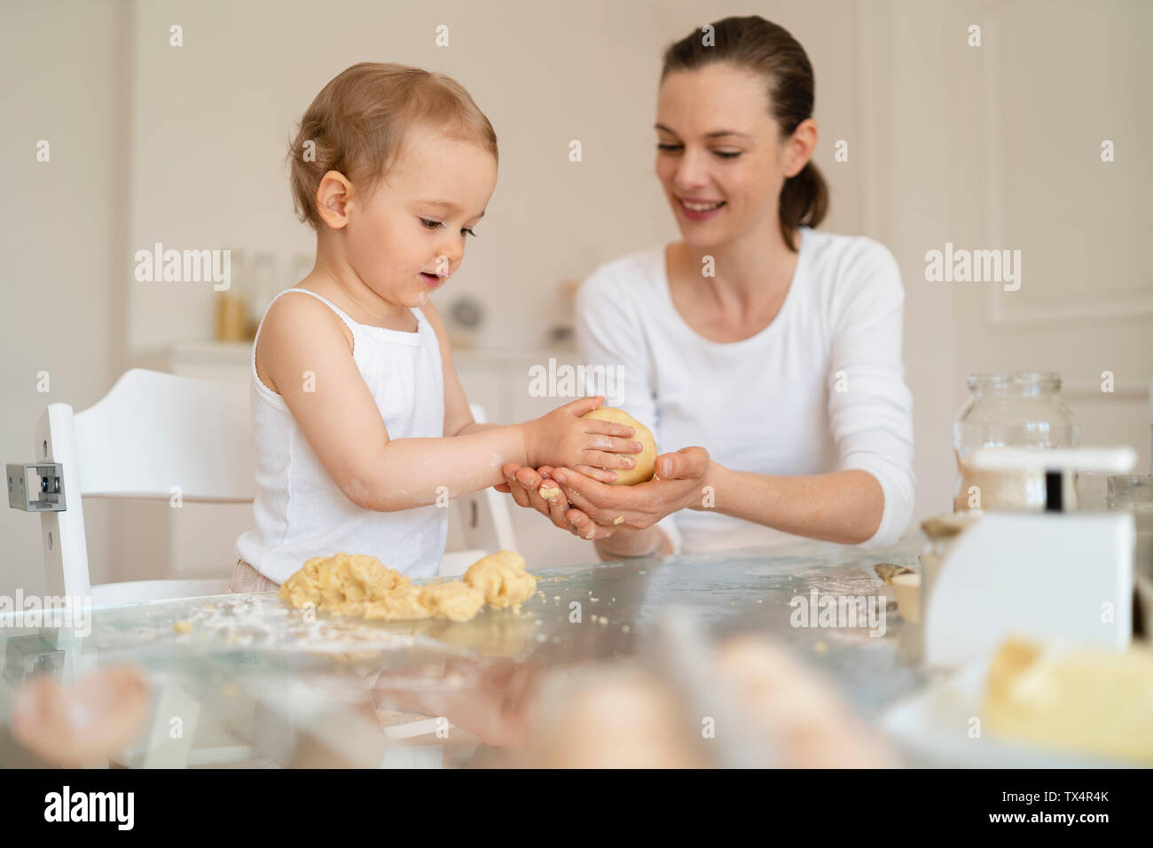Children making cake for mother hi-res stock photography and images - Alamy