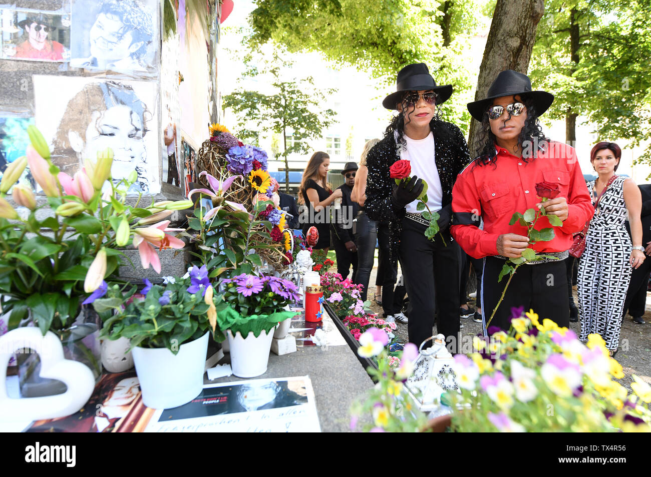 Michael jackson memorial service hi-res stock photography and images ...