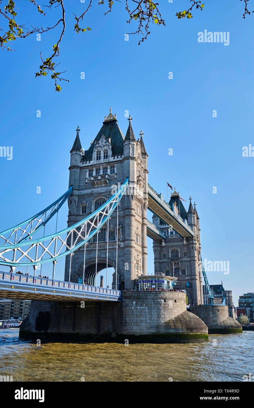 The river thames and tower bridge hi-res stock photography and images ...