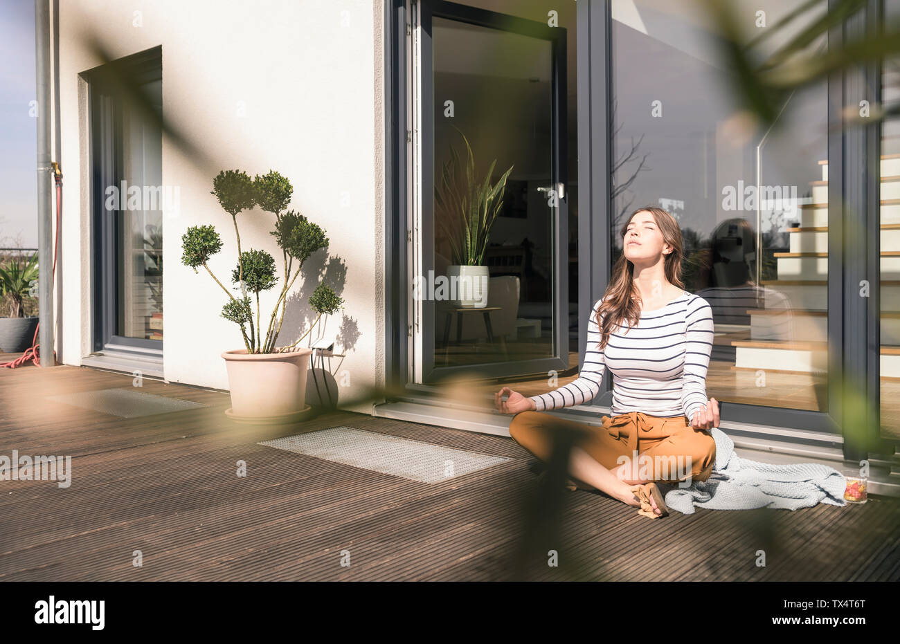 Yoga @ home hi-res stock photography and images - Alamy