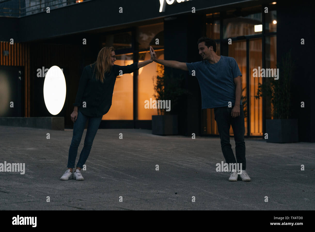 Couple full length night hi-res stock photography and images - Alamy