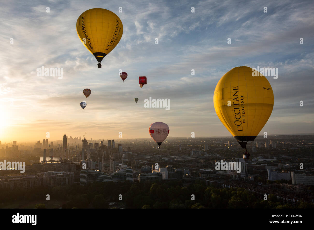 Lord Mayor's Hot Air Balloon Regatta 2019 across the London skyline ...
