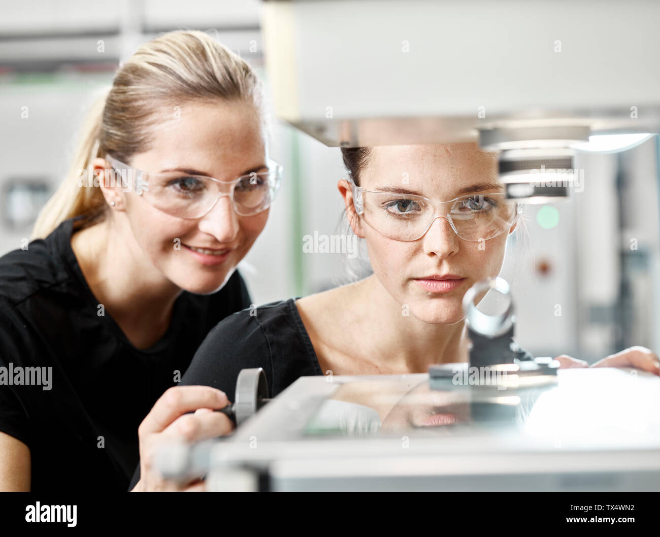 A women working hi-res stock photography and images - Alamy